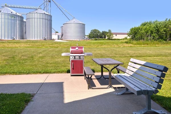 Downtown Stay | 2 Welcoming Rooms W/ Complimentary Breakfast | Free Parking - Maryville, MO