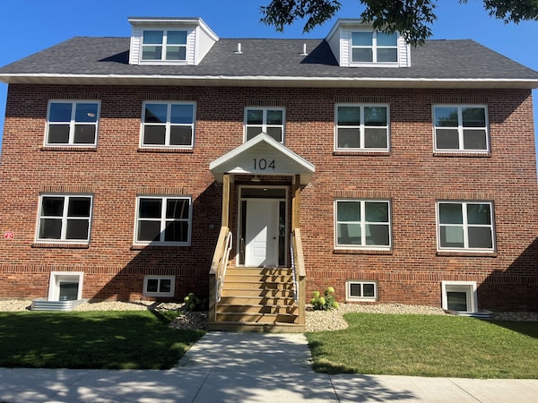 2 Bedroom - Convenient & Comfy Downtown Apartment - Marshall, MN