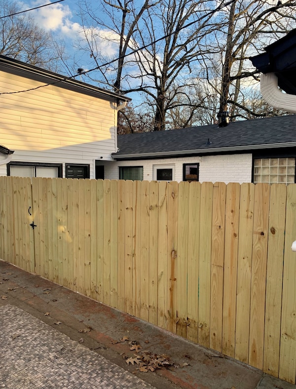 Cozy Bungalow 3bdrm, 2.5ba, Hot Tub, Fenced Yard - Little Rock, AR
