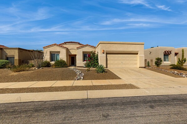 Southwestern Home With Hot Tub, Large Yard, Grill, & Gas Fireplace - Oro Valley, AZ