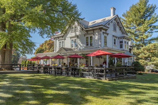 Charming Inn Steps Away From Downtown Warwick Only An Hour Away From Nyc - Vernon Township, NJ