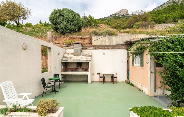 Gorgeous Home In Nerezisca With Wifi - Brač