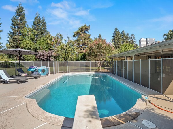Fresno House - Pool + Arcade Games , Family Friendly! - Playland, Fresno