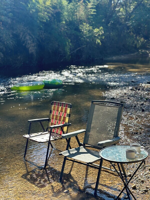 Peaceful 3 Acre Getaway - Creek Access, Fire Pit, Gazebo, Kayaks & Pet-friendly! - Elgin, TX