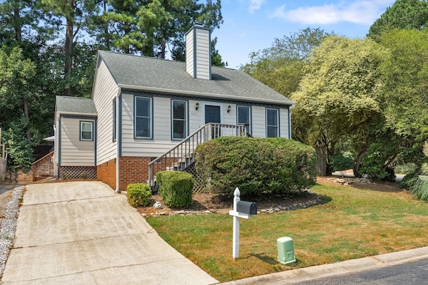 Hilltop Cottage - Midtown Raleigh - Pet Friendly - Cary, NC