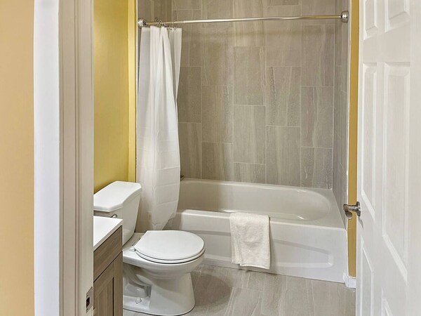 Lovely Apartment Off The Kingsway & Close To Resturants , Costco & Gas Stations - Greater Sudbury