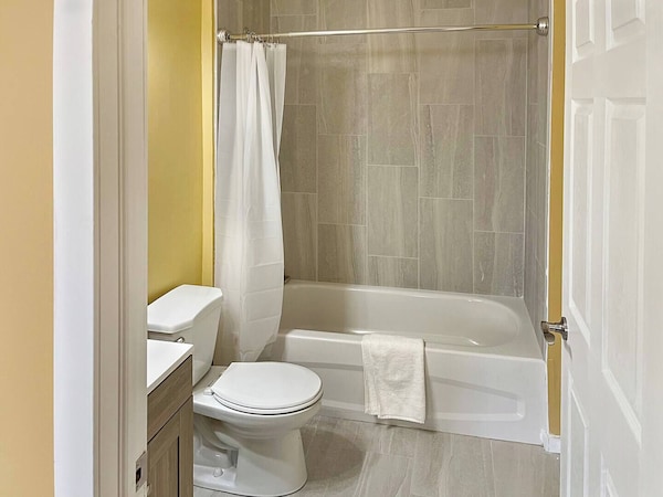 Lovely Apartment Off The Kingsway & Close To Resturants , Costco & Gas Stations - Greater Sudbury