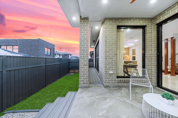 Spacious & Luxury 4bed Room Retreat Near Station - Blacktown