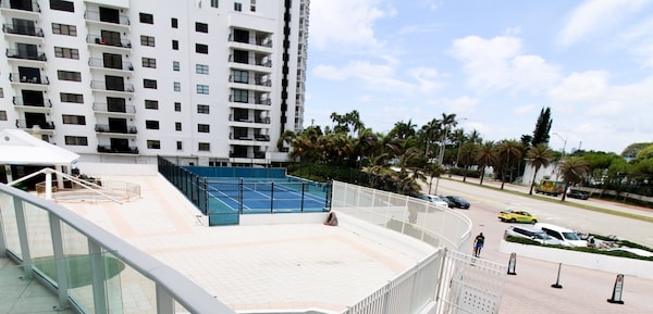 Castle 1221 Large Studio With Free Parking, Pool, Tennis, Gym, Beach Access, Tiki Bar... - Miami Beach, FL