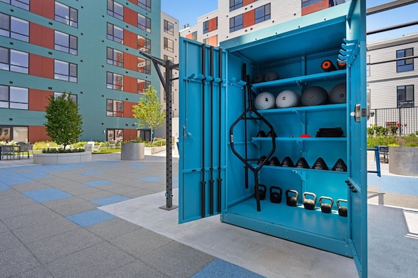 Modern Revere 2br W/ Spa, W/d, Swimming Pool & Gym, By Blueground - Boston, MA