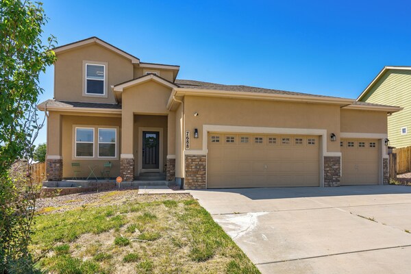 Modern 5br Home Near Airport - Central Location & Hot Tub - Colorado Springs