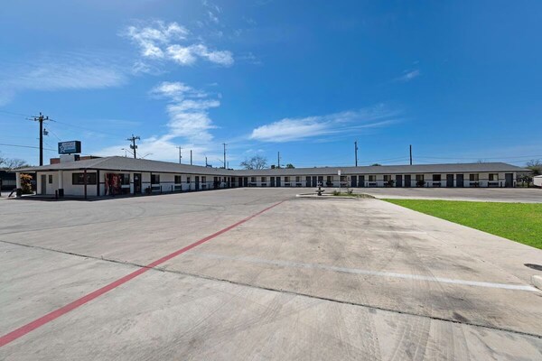 Enjoy Comfort In A Cozy Room W/ Convenient Amenities - Perfect For Any Stay - AT&T Center