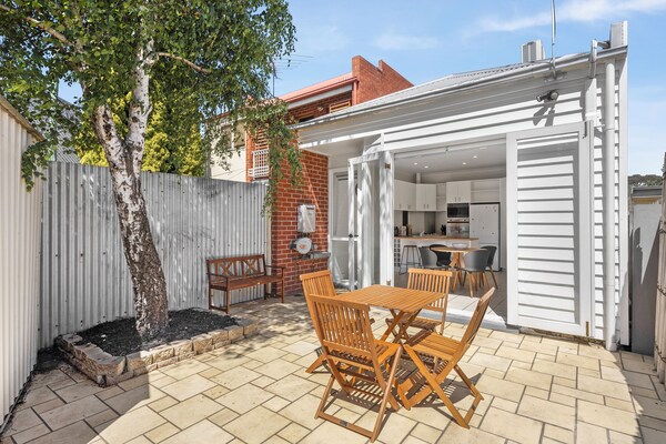 City Fringe 2 Bedroom House With Free Parking - North Melbourne Railway Station