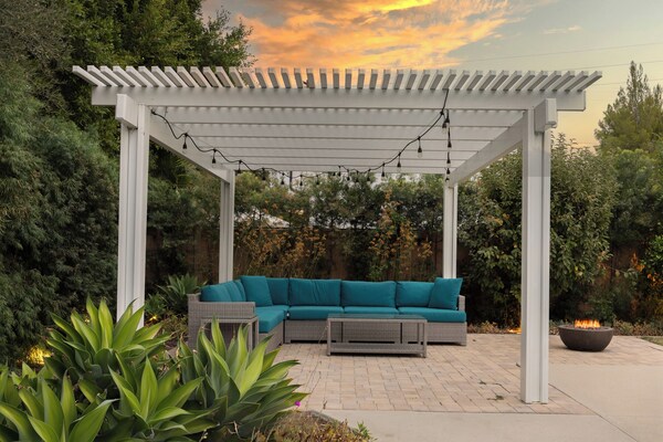 West Valley By Avantstay | Large Yard W/ Pool! - Los Angeles, CA