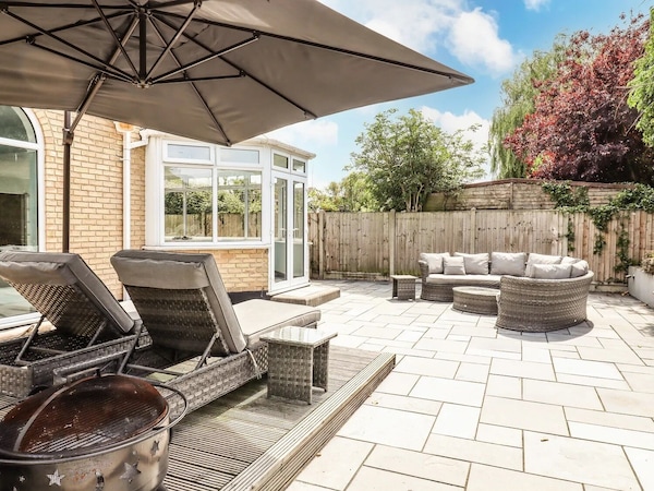 Ultimate Getaway: 6br Oasis - Pool, Garden, & More - Basildon