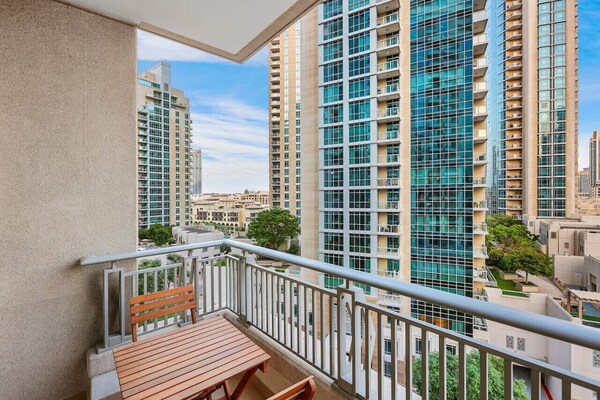 Modern Dubai 1br With Pool, Gym, Parking, And Balcony - Dubái