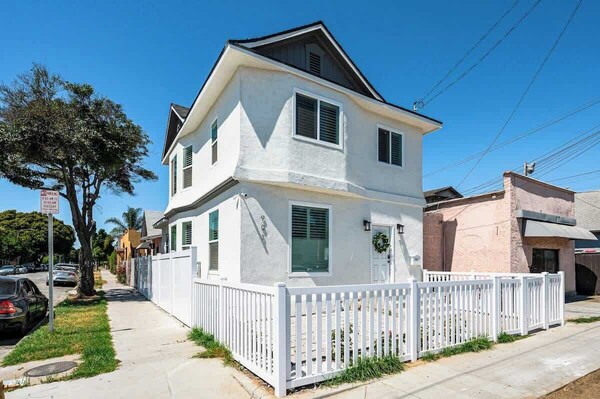 Cozy Retreat Near Downtown  Perfect For Families - Long Beach, CA