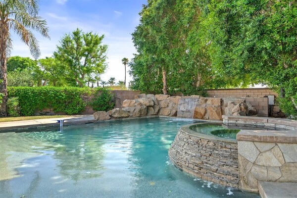 The Deniro At Indian Palms Country Club - Elegant Design, Cozy Fire Pit & Poolside Bliss - Indio