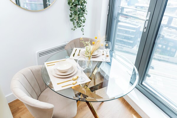 Exclusive Apartment - City Centre - Free Parking-netflix-juliet Balcony. - リーズ