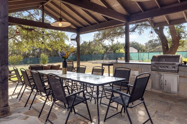 Free Limo, 2 Acres Ranch 6 Rooms 4bath Sleeps 26 - Dripping Springs, TX