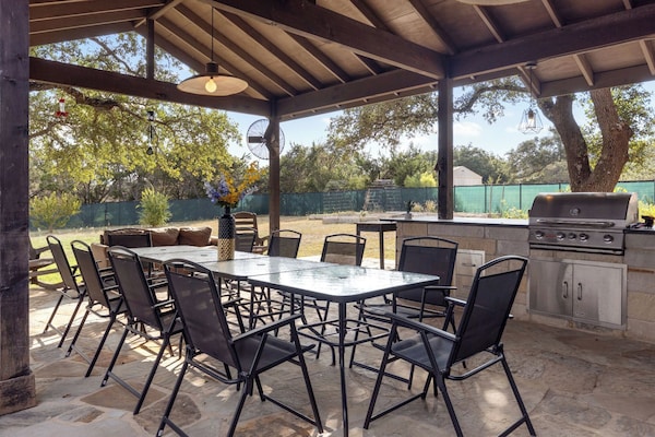Free Limo, 2 Acres Ranch 6 Rooms 4bath Sleeps 26 - Dripping Springs, TX