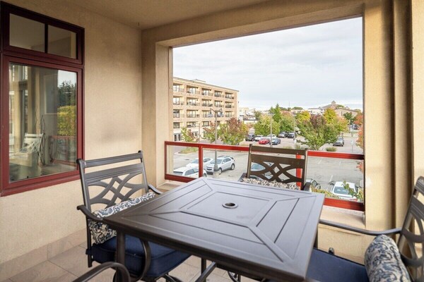 Stunning Downtown Condo W/ Water Views - グランド・ヘブン, MI