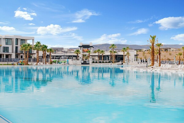 Desert Beachcomber: Desert Color Lagoon + Beaches - St. George, UT