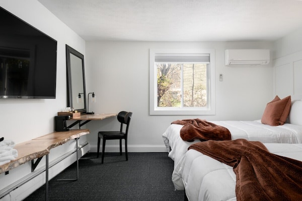 Lincoln Boutique Motel-  Lower Room #5 - Ellicottville, NY