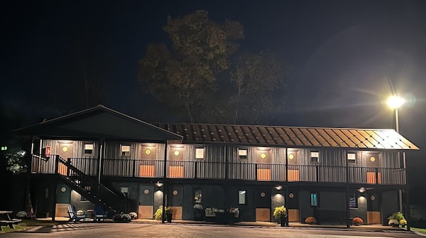 Lincoln Boutique Motel- Lower Room #6 - Ellicottville, NY