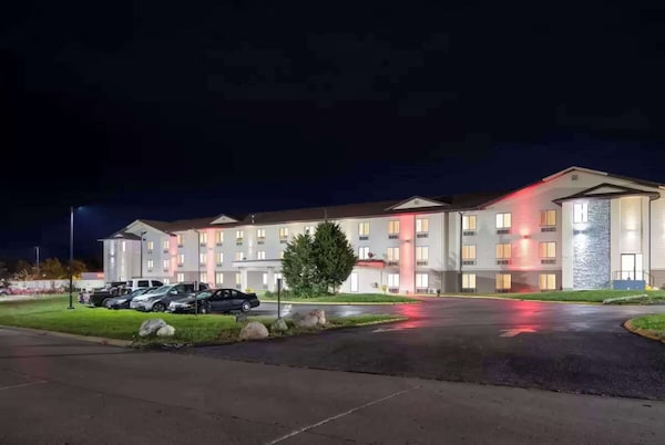 Affordable Des Moines Room | 2 Family Ready Rooms With Free Parking - Des Moines
