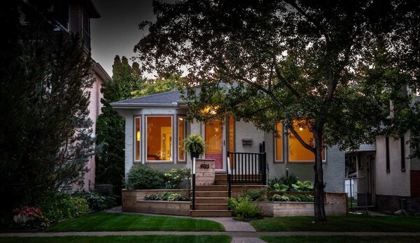 Hidden Gem Home-hottub-firetable-king Bed-bbq/deck - Edmonton