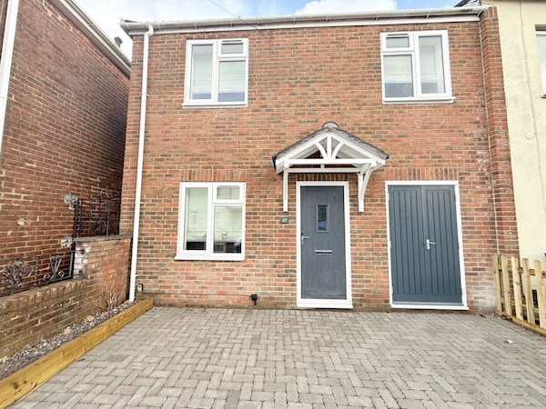 Gorgeous 4 Bedroom House- With Free Parking - 사우샘프턴