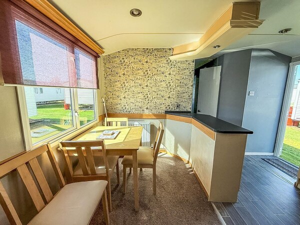 4 Berth Caravan For Hire Near On-site Amenities In Essex Ref 28115g - Clacton-on-Sea