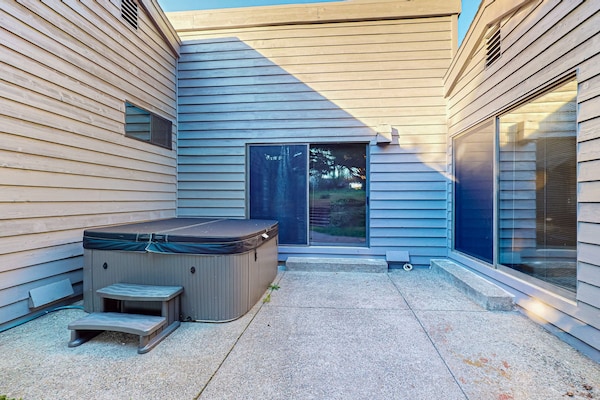 Dreamy Bodega Bay Home Very Private,  W/hillside Views - Hot Tub & Fireplace - Bodega Bay, CA