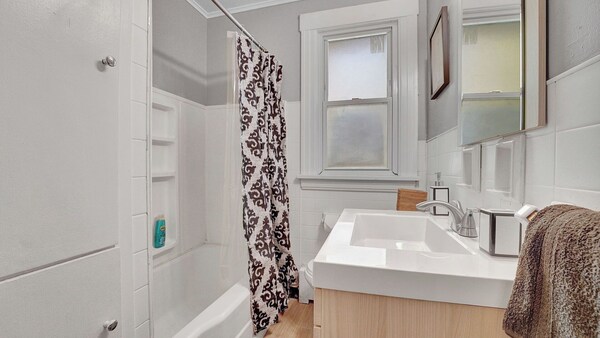 Chic And Comfy Apartment Centralized In Rochester - Rochester, NY