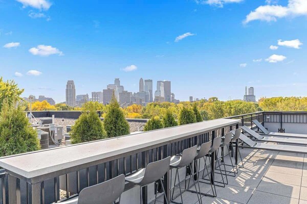 Luxury 1bd, Dt, Roof Top, Gym, Street Parking - Minneapolis, MN