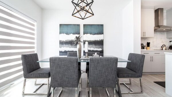 Modern Executive Home-sleeps12-kingbeds-fullhouse - Edmonton