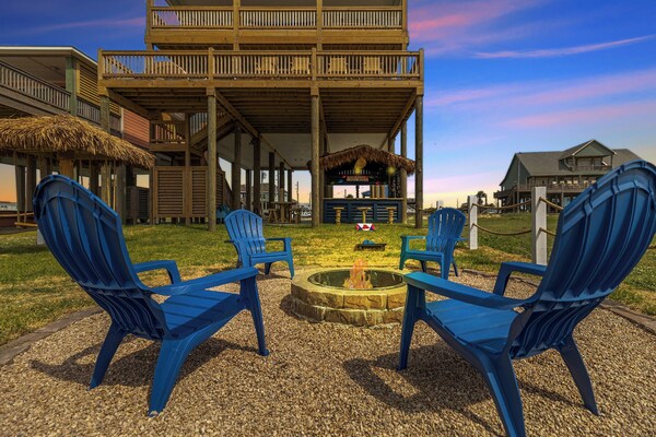 Beachfront Oasis W/ Hot Tub, Yard & Game Room - Crystal Beach, TX