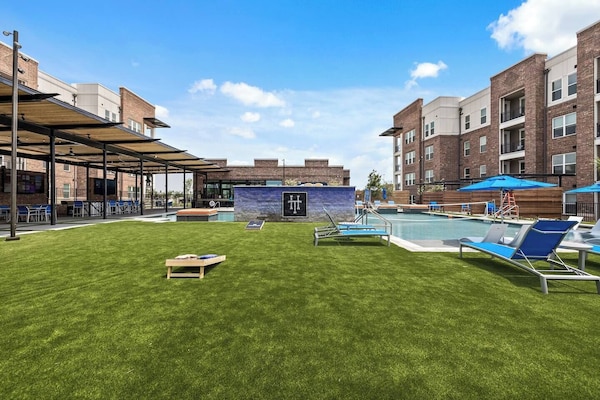 Lux 2 Bedroom King+twin Trundle Room, Pool Views - Lewisville