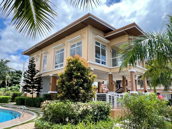 Bright Minimalist Condo With Netflix - Puerto Princesa