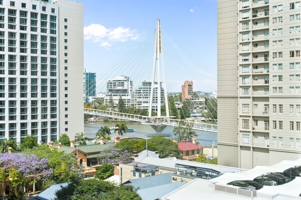 Cbd High-rise 1-bed With Pool, Gym & Views - Brisbane
