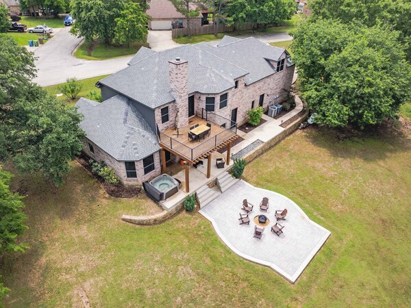 Shady Shores Lake House - Hot Tub, Game Room - Denton, TX