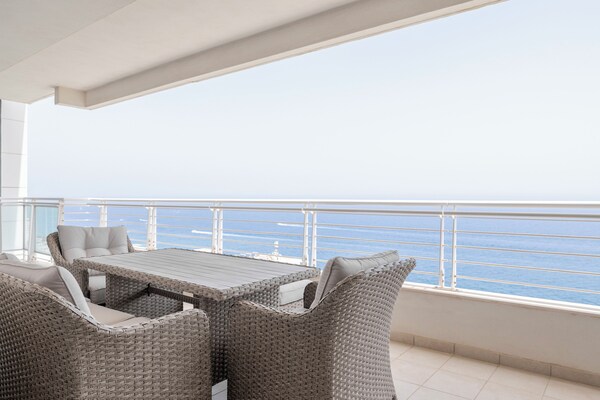 Seafront Elegance With Pool - Malta