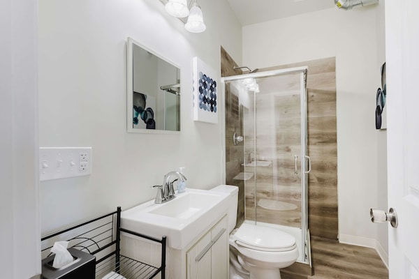 2br Modern Retreat Near Henry Ford - Detroit, MI