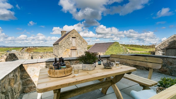 Trecastell - Sleeps 8 Guests  In 4 Bedrooms - Rhosneigr