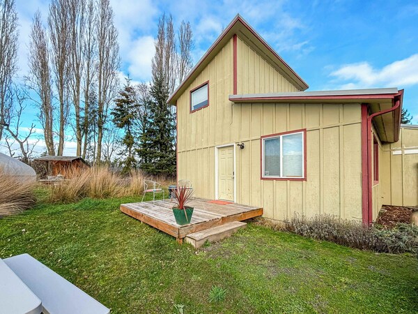 Riley's Farmette Peaceful Stay On A Charming Farm - Olympic Game Farm, Sequim