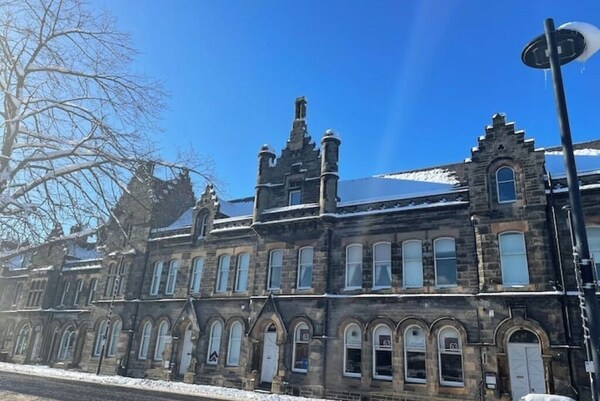 Riverside Apartment Offering Stunning Views Over River Tay\n\n - Perth, Royaume-Uni