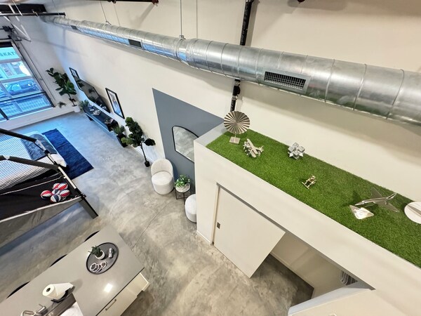 Studio-style Loft With Garage Door Only 6 Miles From Disney! - Tustin, CA