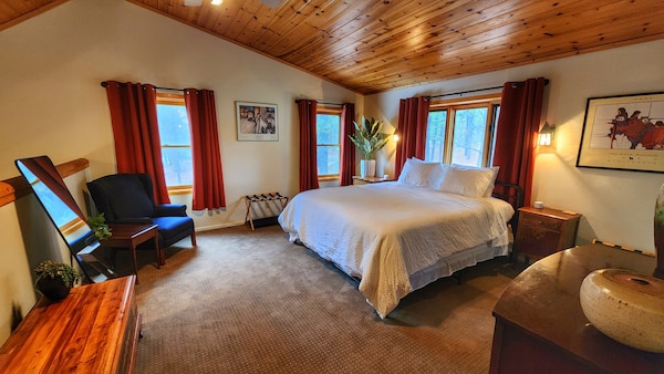 Group Travel - Full Kitchen - Hot Tub - Game Room - Spacious Deck + Dogs! - Lake Davis, CA