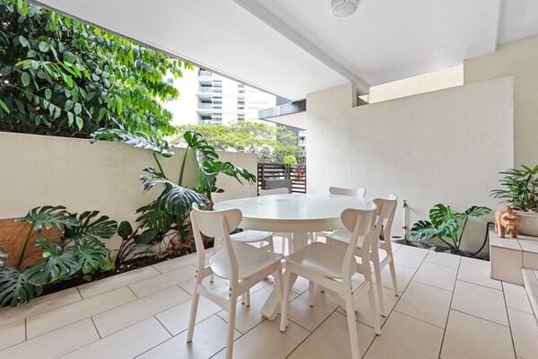 Hustle & Bustle! 2 Bed/1bath/1car/pool ~ Teneriffe - Salisbury